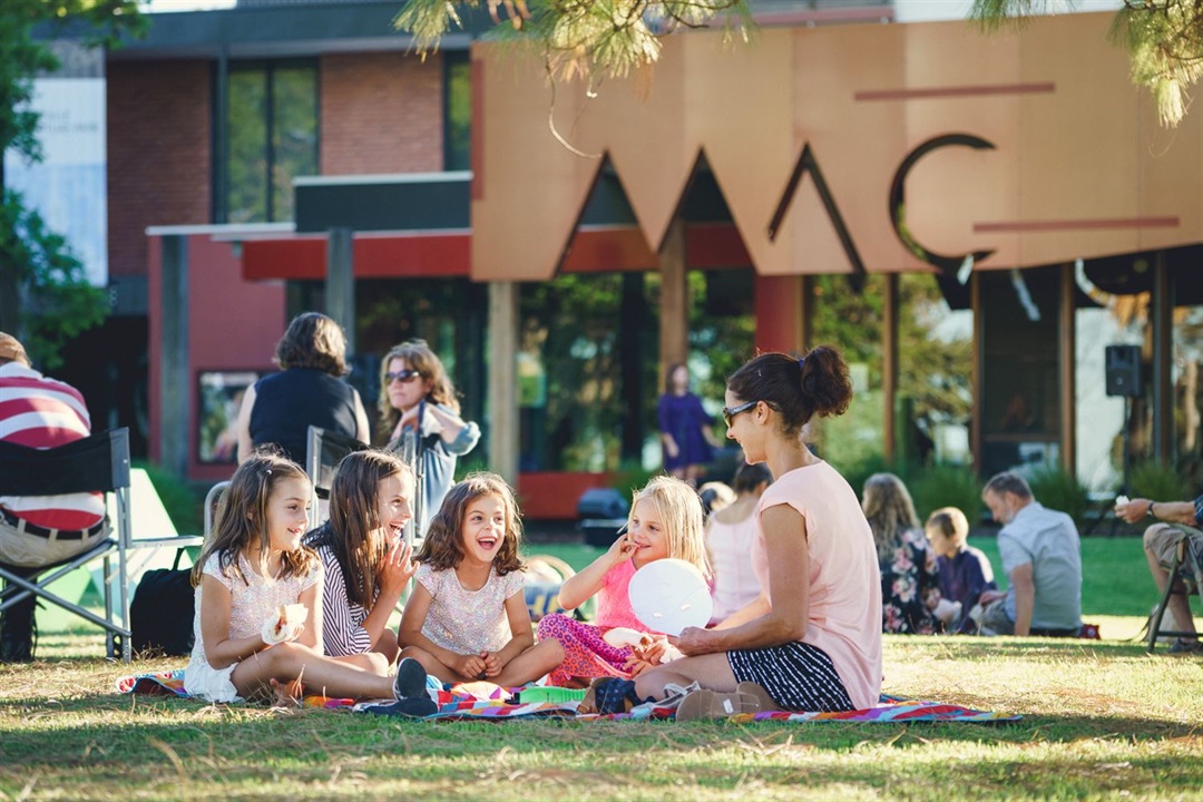 MAC Location and Opening Hours